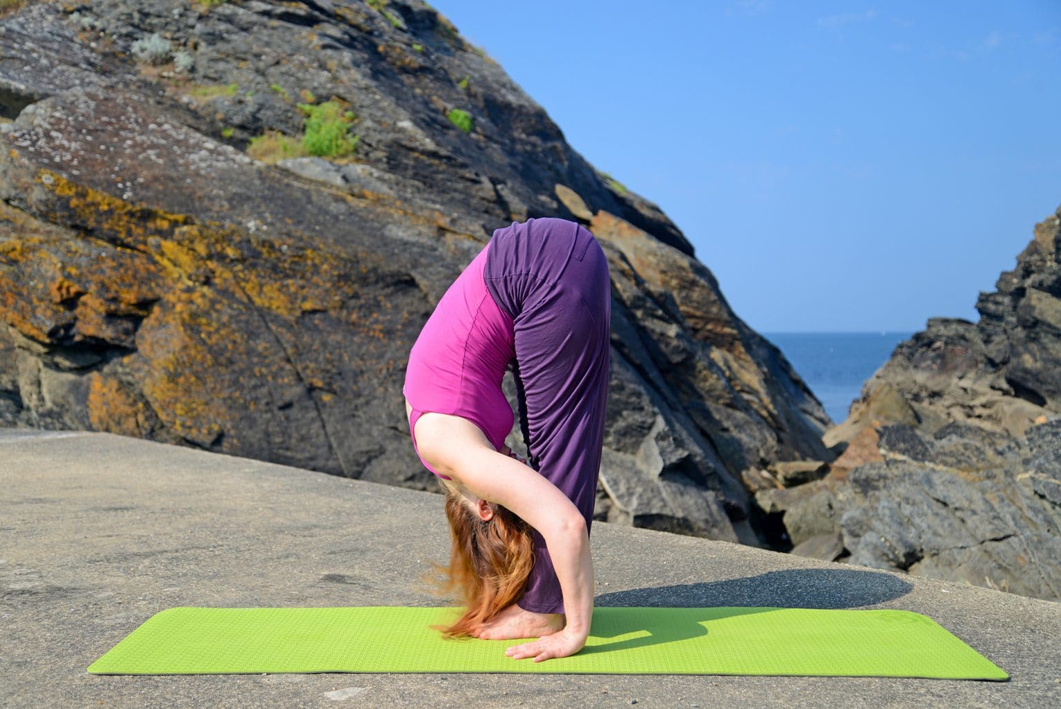 Uttanasana, posture de la pince debout : force, souplesse et apaisement